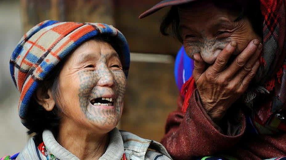 我国最"神秘"民族,只有语言没有文字,女子6岁得忍受纹面痛苦