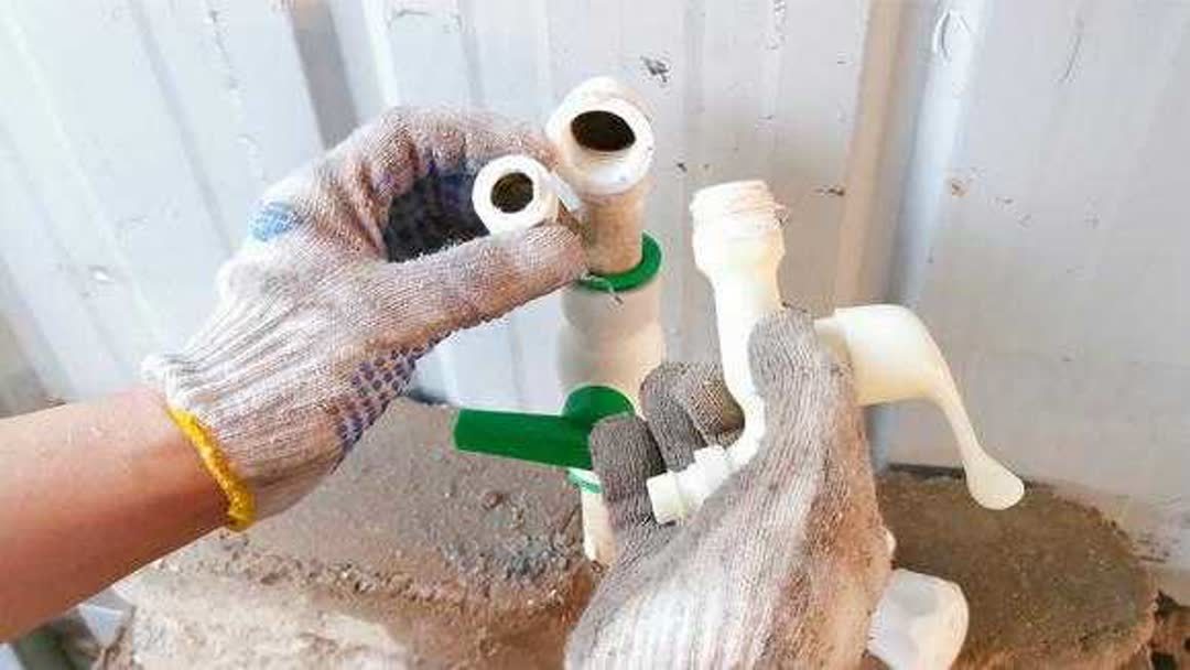 水龙头拧断在管里怎么办?水电工教你用一把大钳子,轻松取出断丝