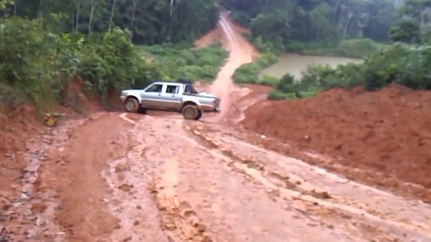 汽车在泥泞的道路上行驶发生飘移!