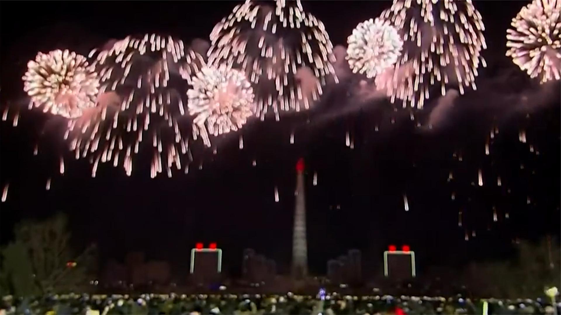 60秒看各地跨年烟花秀:朝鲜民众戴口罩观看 德国封锁夜空仍被照亮