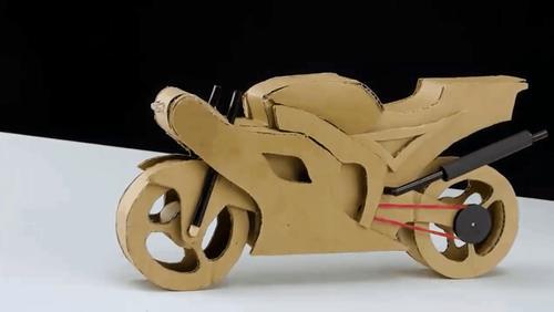 实拍纸板达人DIY一辆摩托车模型,网友:动手能力真强