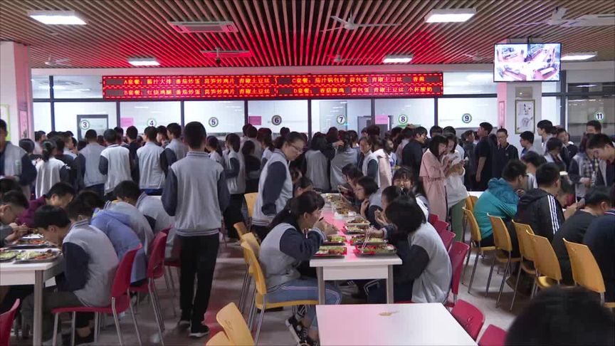 校长陪餐,陪的责任陪出的是亲情