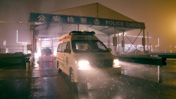 路过一个体温监测站,情不自禁拿起相机记录了下来