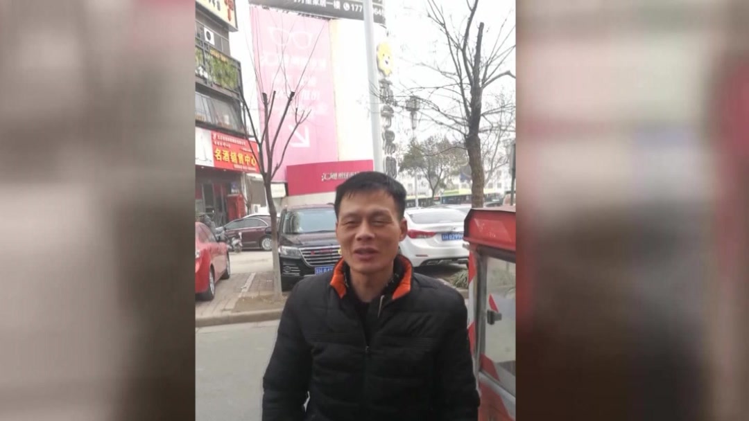 【拍客】车主要拉风三轮装两红灯