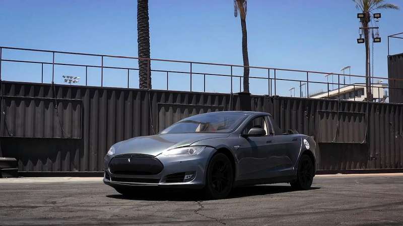 烧胎、爆改,看外国玩家如何玩转这台特斯拉Model S“皮卡”!