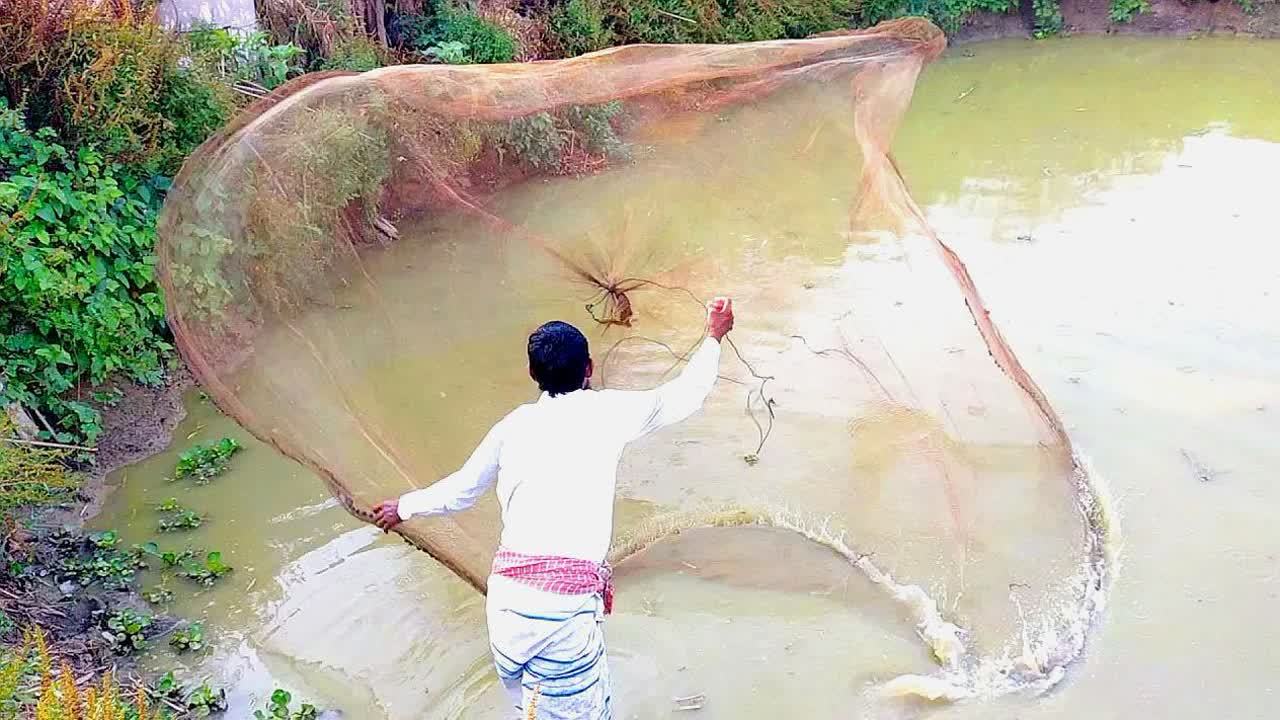 老式手撒网讲究技术,技术不好很难捕到鱼,看看大爷这...