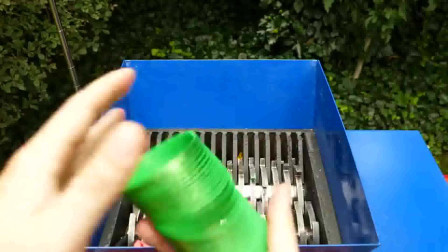 将儿子的玩具弹簧放入切割机里面,看看会是什么效果,儿子都气哭了