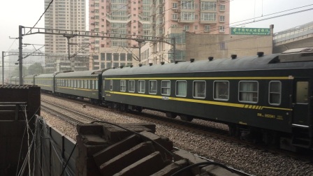 享堂拍车 T175次通过