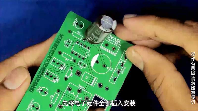 神奇科普小实验:用电池线圈,磁铁,电路板点家用灯泡,真有趣