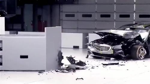 奔驰E级碰撞测试,奔驰就是奔驰,安全性没话说