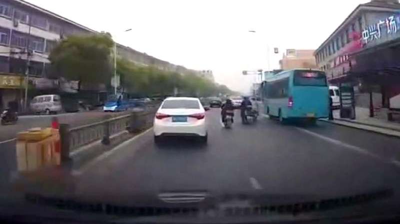 行车途中那些不安分的电动车