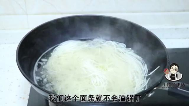 煮面条,切记不要开水下锅,面馆师傅教我诀窍,煮面条爽滑又劲道