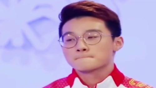 武大靖体力耗尽时帮任子威卡住位置,对他说了一句“走”!破防了!