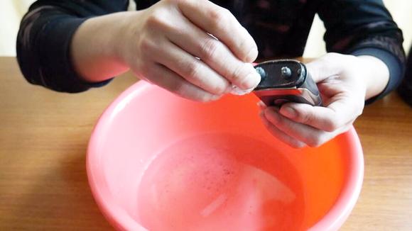 原来这才是剃须刀的正确清洗法,不但干净而且一次比一次锋利