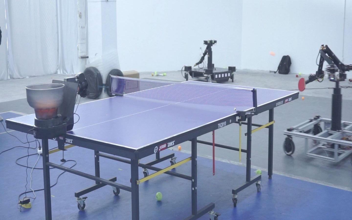 不会打【乒乓球】的【网球机器人】不是好的【羽毛球】选手