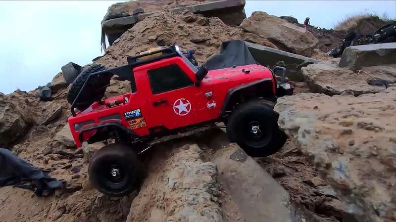 玩具皮卡车,吉普车挑战跨石堆,皮卡车一下就过了,吉普车却不行
