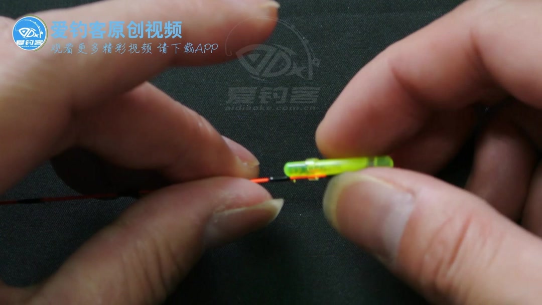 钓鱼技巧:筏竿夜钓装换荧光棒小技巧