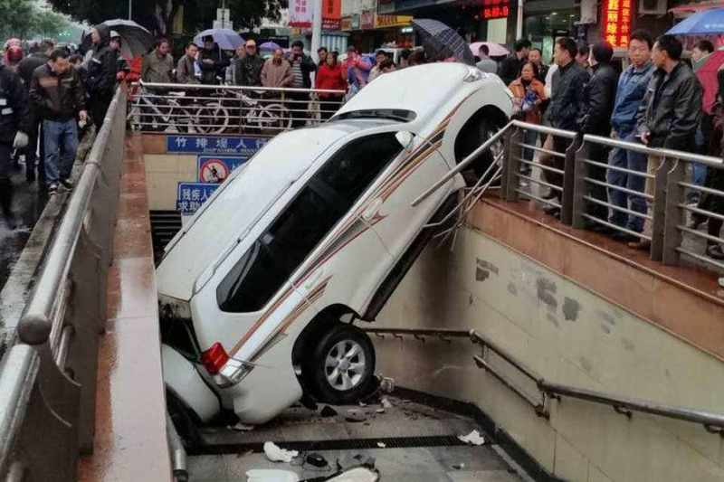 驾车18年女司机自信操作,倒车漂移连撞4车,还说开过出租车