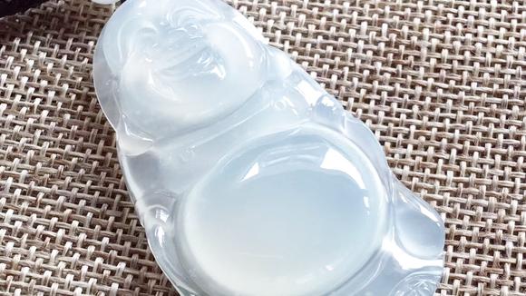 翡翠“起胶”,百听不如一见,看完这冰种起胶站佛,不懂就不行呀