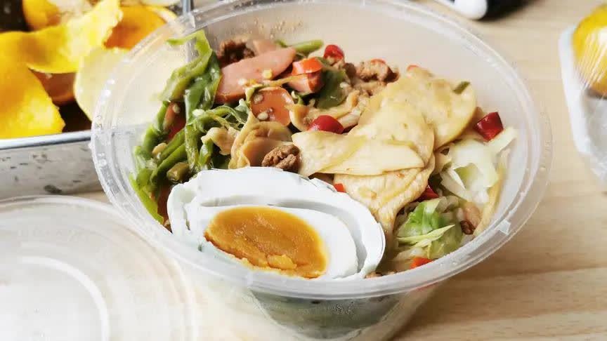 在重庆到成都的火车上吃的盒饭,15元一盒,挺实惠的