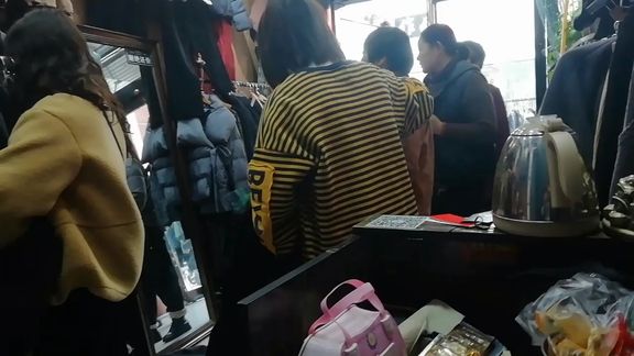 朋友服装店一小时不到现金收了快3000,微信没看,考虑要不要合伙