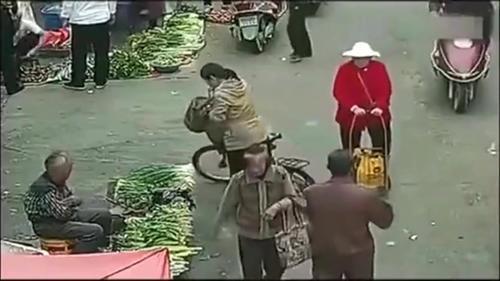 监控拍下菜市场扒手行窃全过程,要是你看见,你会出手吗?