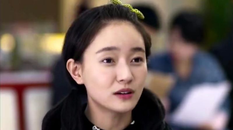 美女学霸办理出国签证,面对国外签证官的刁难,看他如何霸气回答