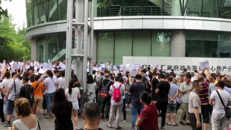 成都偶遇,大批业主在住房交易中心维权!要求局长出来!