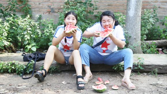 搞笑童年;小时候可以用粮票换西瓜吃,那时候粮票就是钱