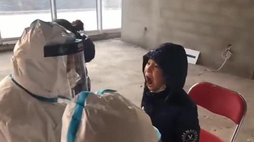 看把小朋友给急的,护士阿姨要做好全套流程,才能给你做核酸检测啊!