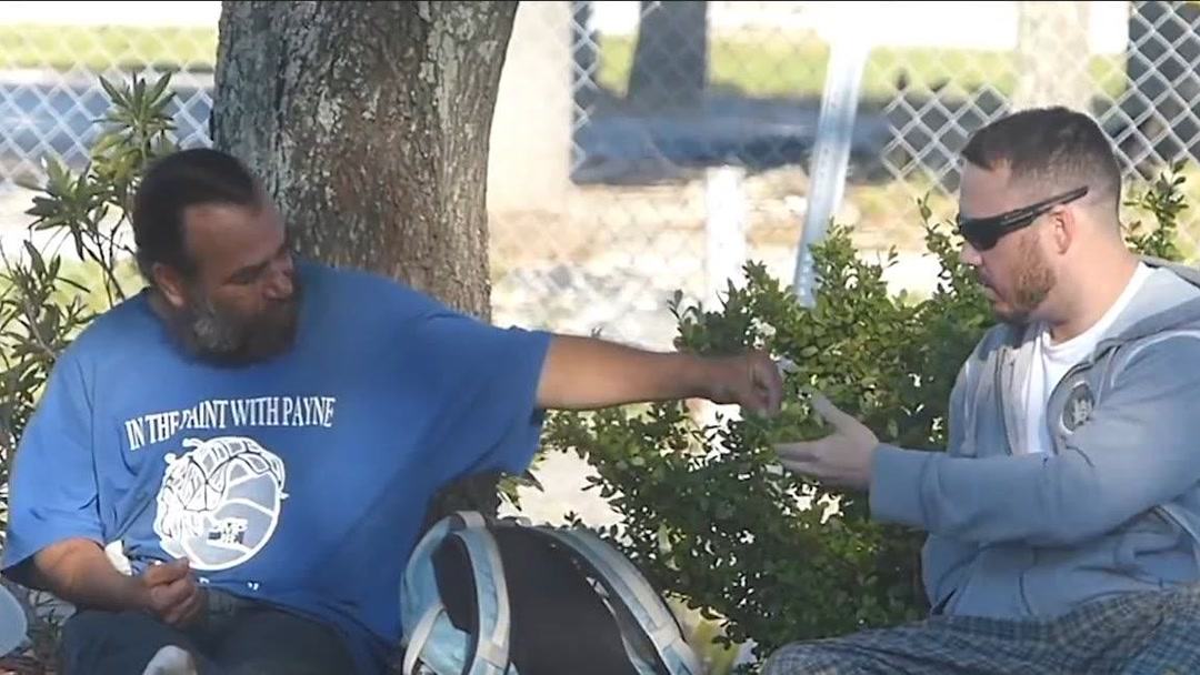 小哥上街对流浪汉乞讨,接下来的一幕非常暖心,人间自有真情在