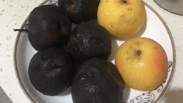 想吃东北冻梨不用等到寒冬腊月,只需1个小窍门,1天冻好