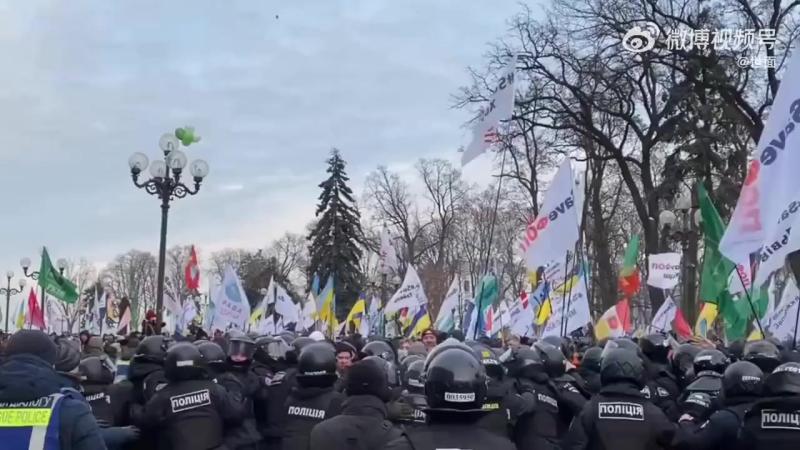 【乌克兰首都爆发大规模抗议示威者试图冲击议会大楼】1月25日，在乌克兰首都基辅，大批商人举行抗议试图冲击议会大楼，他们要求该国政府实行减税政策。现场视频显示，抗议者与警察爆发冲突，有抗议者被抬走。双方冲突中抗议者点燃烟雾弹，导致1名警察受伤。报道称，警方则向抗议者投掷催泪弹，并逮捕数名抗议民众及活动组织者。