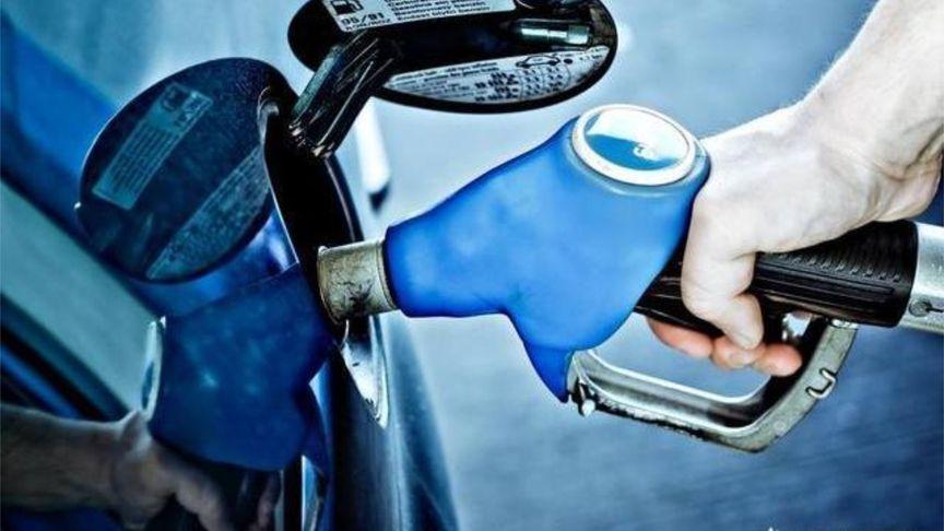 燃油车主不服:油价包含养路费,电动汽车一分钱养路费都不用交?