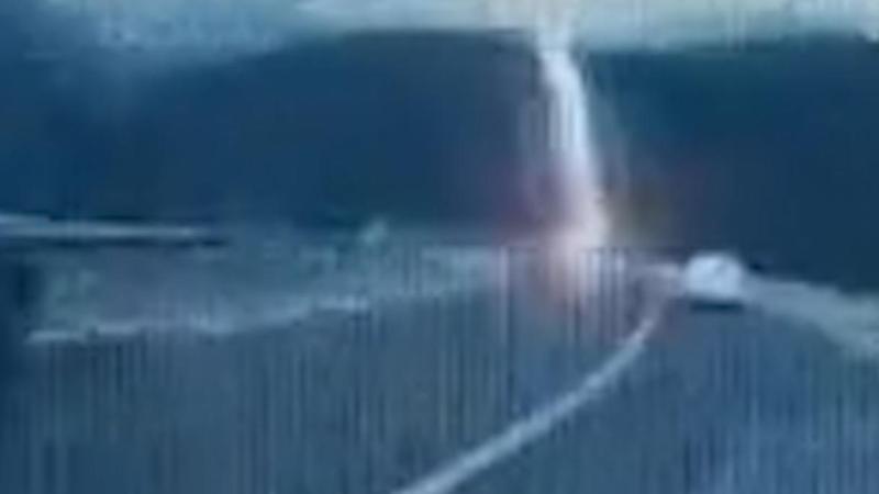 浙江一女子骑车时瞬间被雷击中 直接倒地当场身亡 事发地被砸出坑