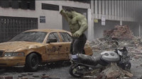 绿巨人想恢复狂暴状态,直接在大街上砸车子,结果还是找不到感觉