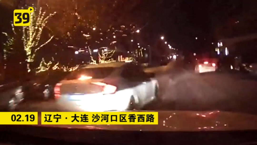 又现路怒!用大灯晃再反道逆行超车将车别停,险酿事故