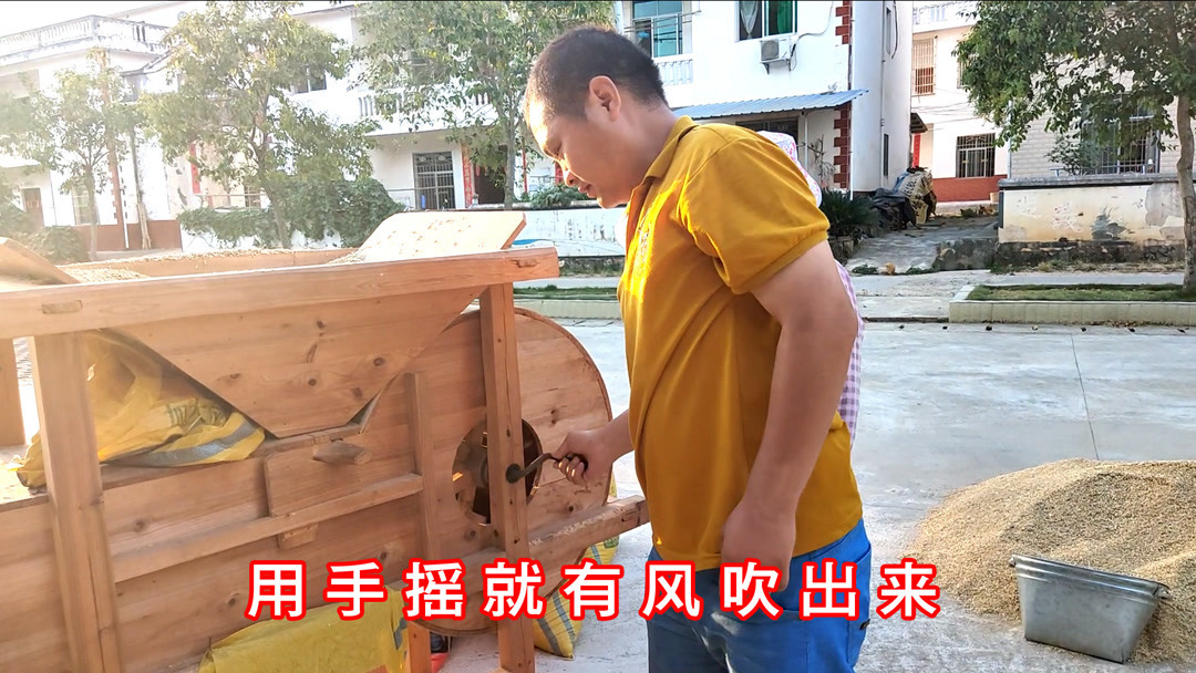 稻子收割回来晒4天就可以用这个风车分离出来 你知道是什么原理吗