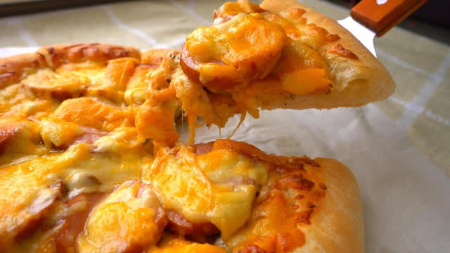 看着就饿了,自制厚底披萨,满满的芝士太诱人,做法简单易学