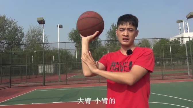 双手原地投篮,教练讲解最基本的动作,让你轻松学会投篮!