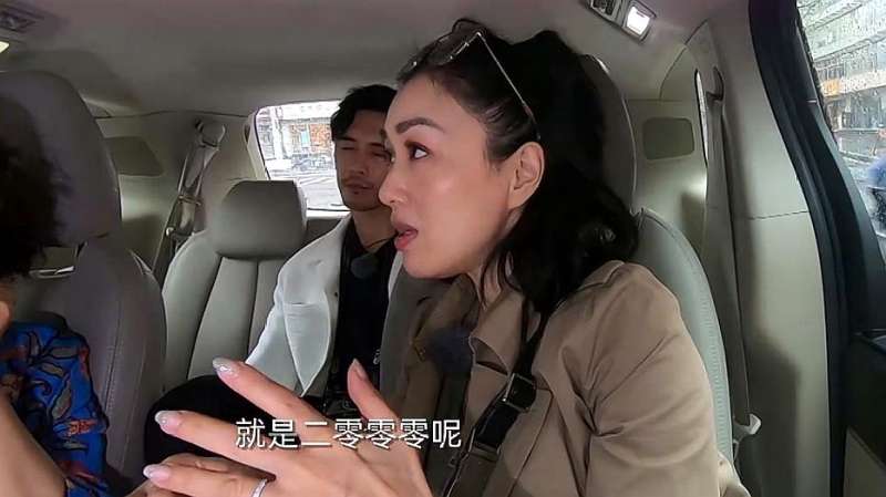 被问那时候多大,钟丽缇没有直接回答,张伦硕:我那时候18
