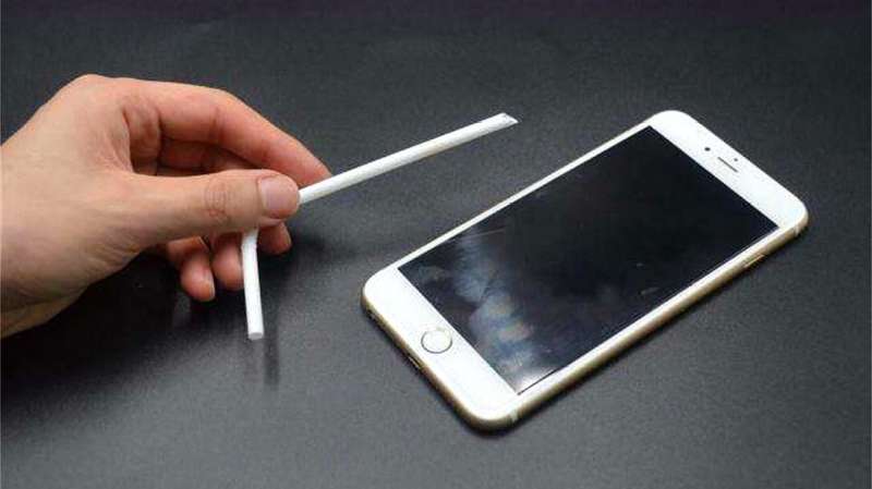 手机上放一根吸管作用真棒,解决了男人女人的大烦恼,早知早有利