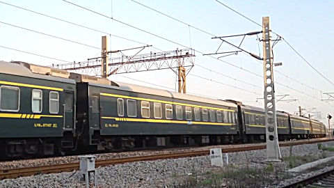 徐州站附近偶遇电客K516疾驰,作为一个列车迷,镜头拍下了这一幕