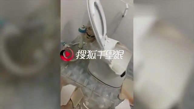 尴尬!女生蹲马桶上厕所马桶突然炸得四分五裂