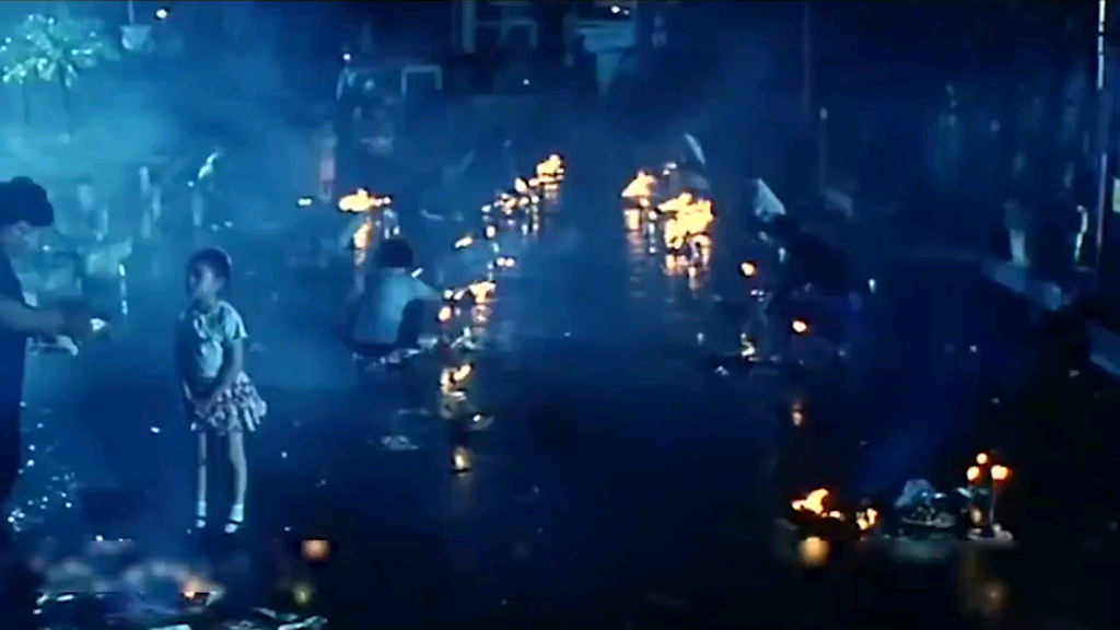 ...鬼,半夜看见有人挖坟,都跑来凑热闹,恐怖片《七月十四之信不信由你》