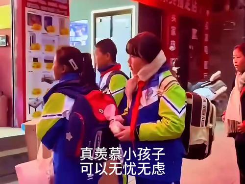 小学生放学不着急回家,趴家电城门口看动画片,快乐真的很简单