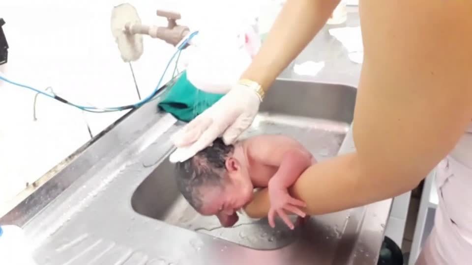 给刚出生2天的小宝宝洗澡,瞧这小身板儿软的,跟没骨头似的
