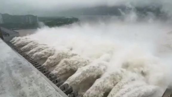 三峡水利枢纽全力抵御“长江5号洪水”