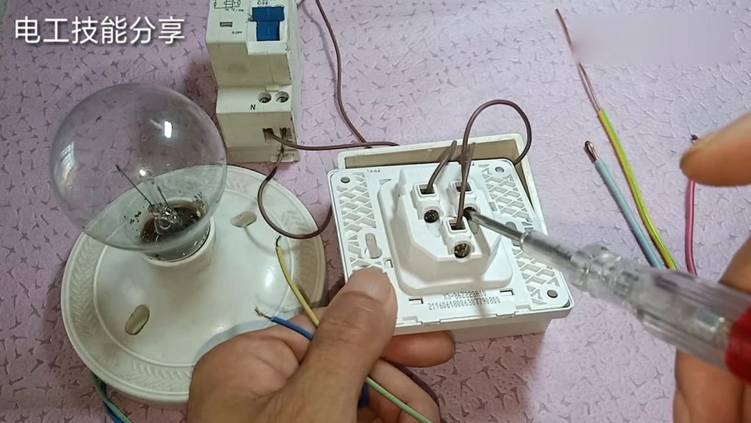 3根电线1个颜色,哪根是火线零线和地线?只用1根电笔,一测便知