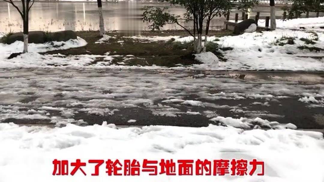 雪天路滑,骑电瓶车容易滑倒,修车师傅教我这样做,再也不摔跤